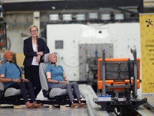 Erster weiblicher Crashtest-Dummy: „Eva“ soll Frauen besser bei einem ...