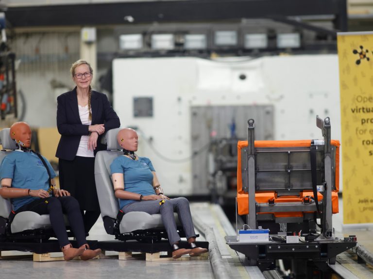 Erster weiblicher Crashtest-Dummy: „Eva“ soll Frauen besser bei einem ...