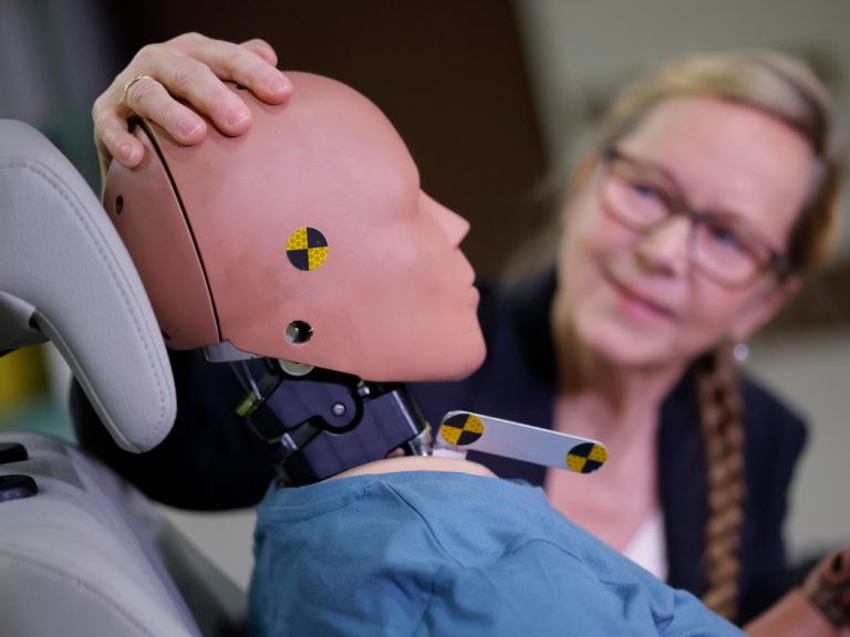 Erster weiblicher Crashtest-Dummy: "Eva" soll Frauen besser bei einem ...